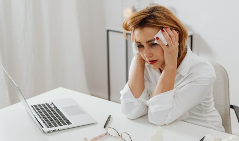 9 Signs Of Being Insecure In Relationship & Tips To Overcome