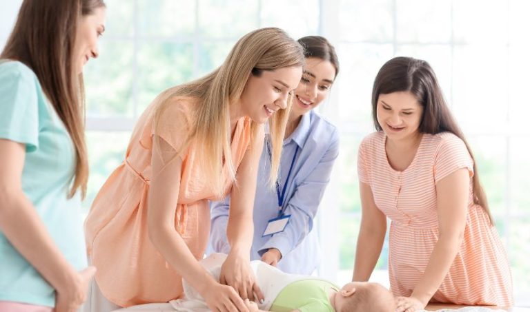 How To Swaddle A Baby: How To Do It And Benefits